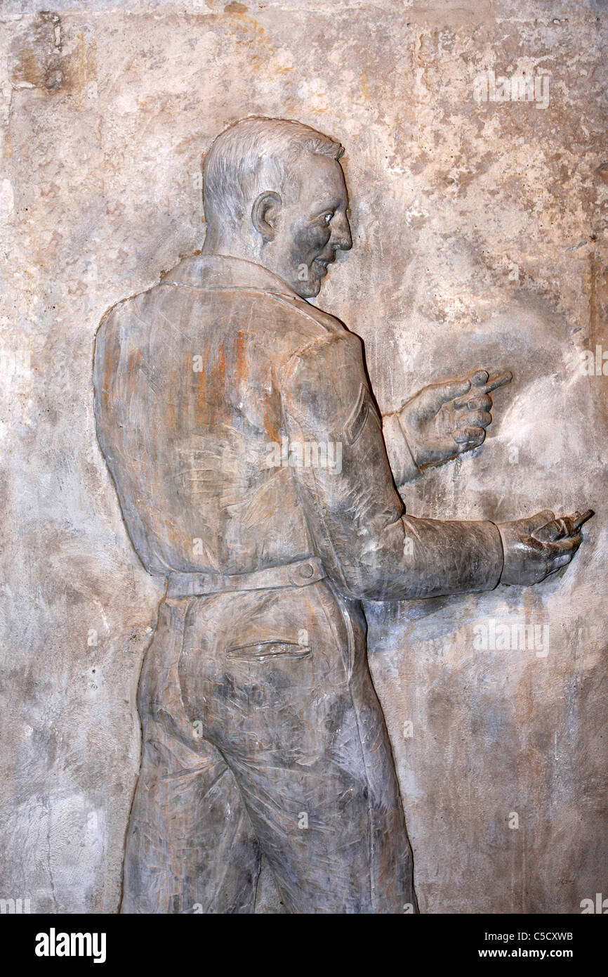 A stone carved statue of a ww2 US Army PFC soldier Stock Photo - Alamy