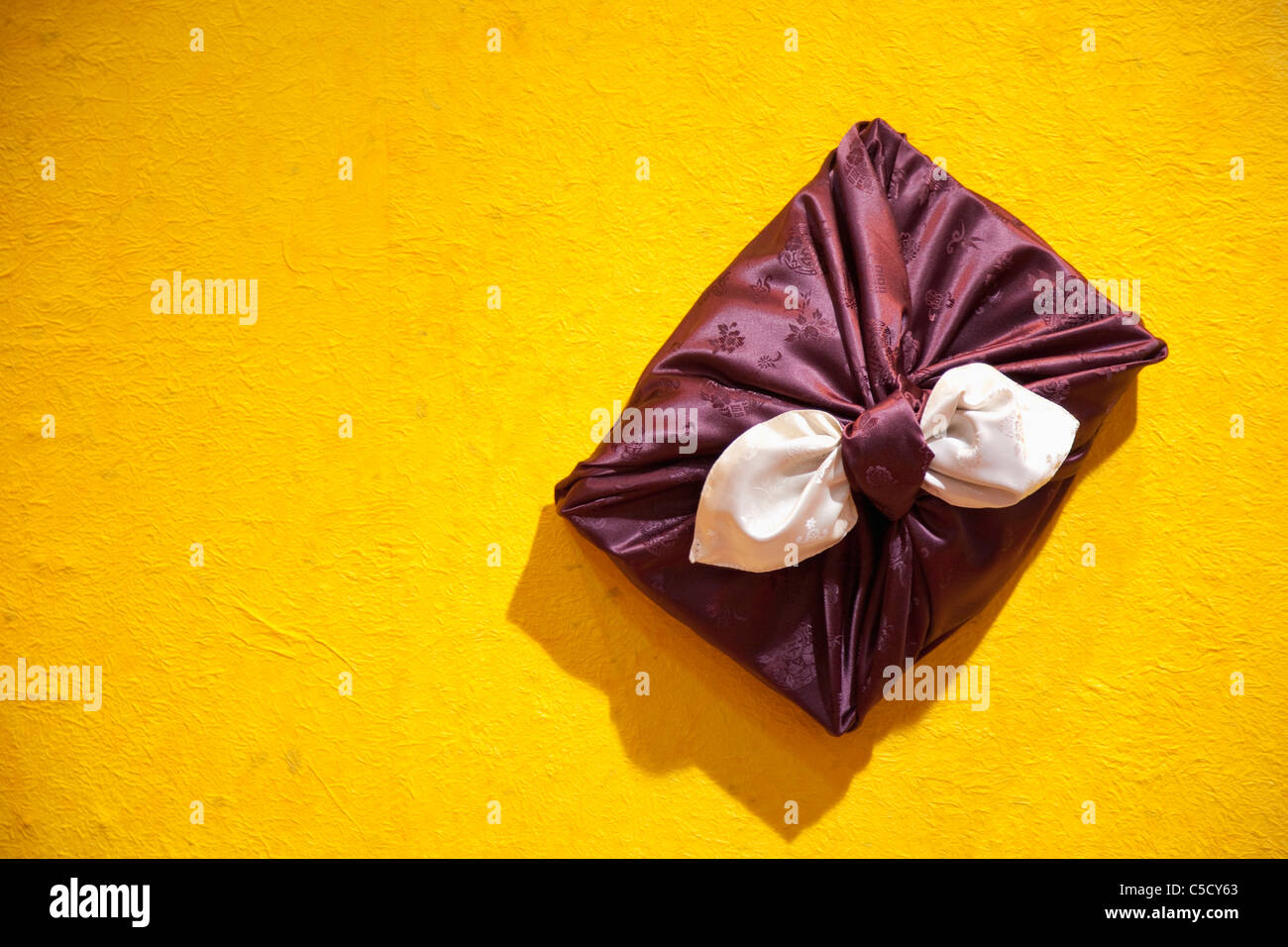 Wrapped in cloth hi-res stock photography and images - Alamy