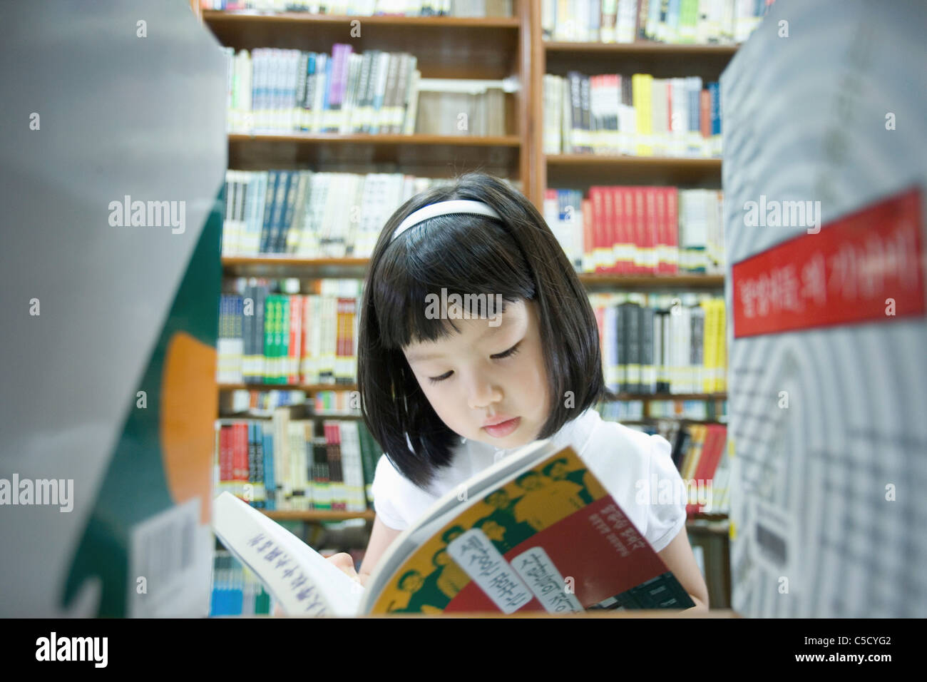 girl reading a book in book store Stock Photo - Alamy