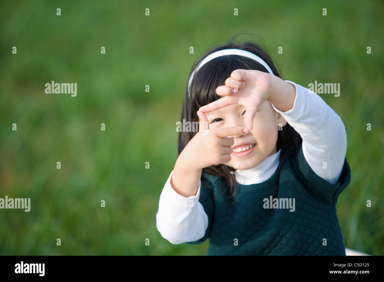 girl making frame by using her hand Stock Photo - Alamy