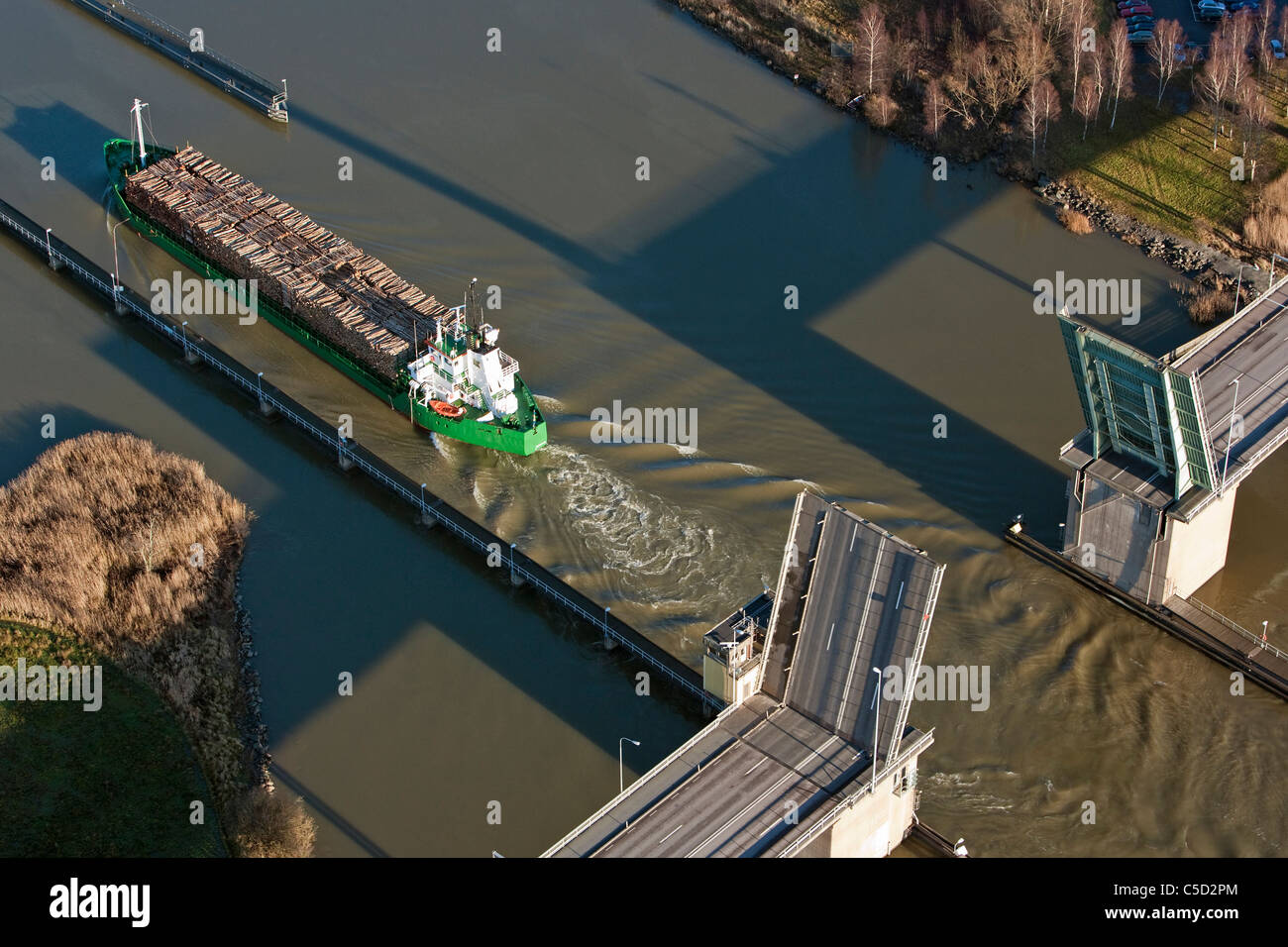 Green cargo ship hull hi-res stock photography and images - Alamy