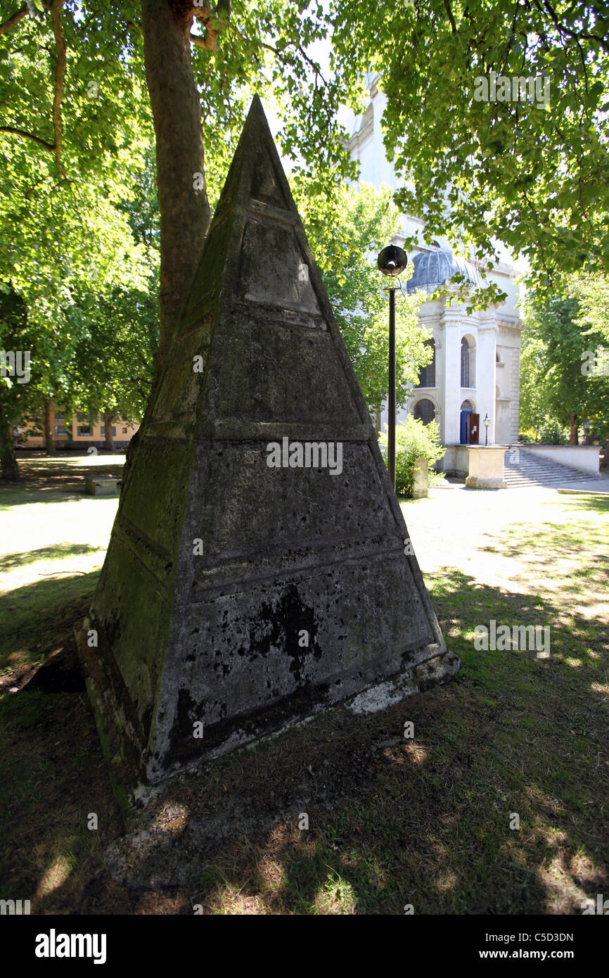 Pyramid Tomb in St Anne's Churchyard, Limehouse, London, England, UK ...