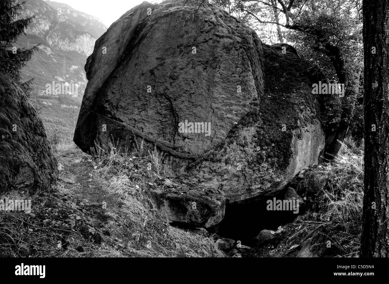 Dolmen italy hi-res stock photography and images - Alamy