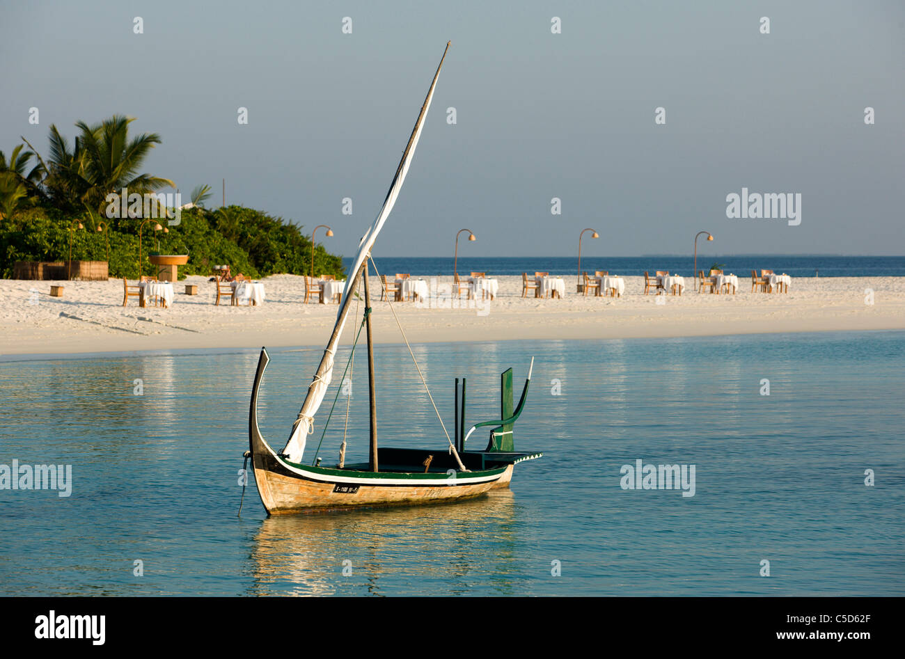 Traditional dhoni fishing boat hi-res stock photography and images - Alamy