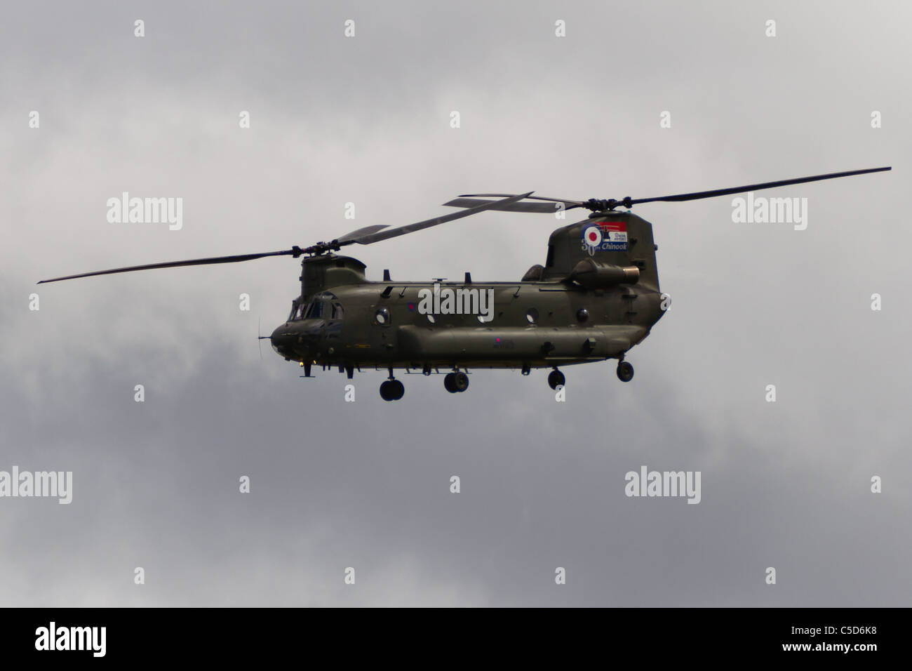 A Chinook helicopter flying overhead Stock Photo - Alamy