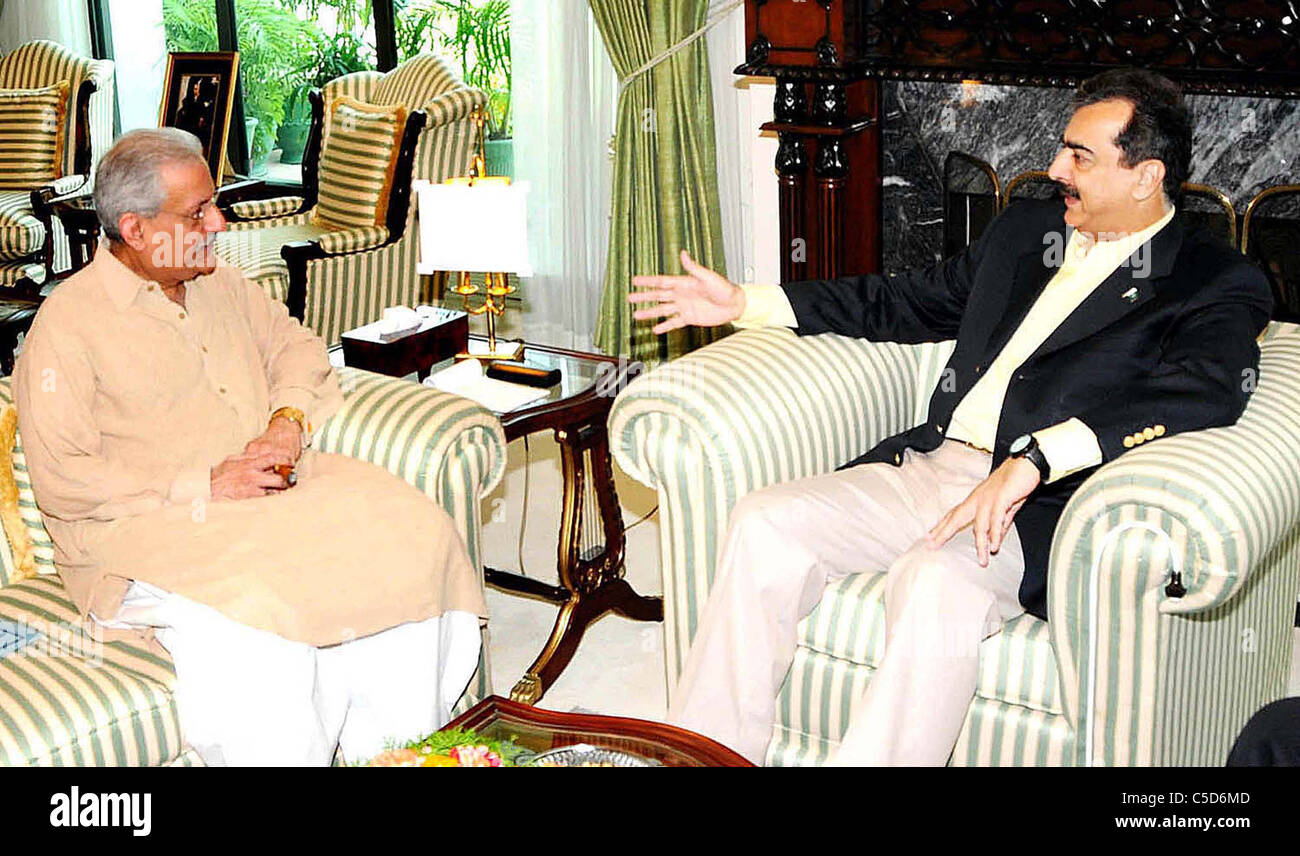 Prime Minister, Syed Yousuf Raza Gilani being briefed by Senator Mian ...