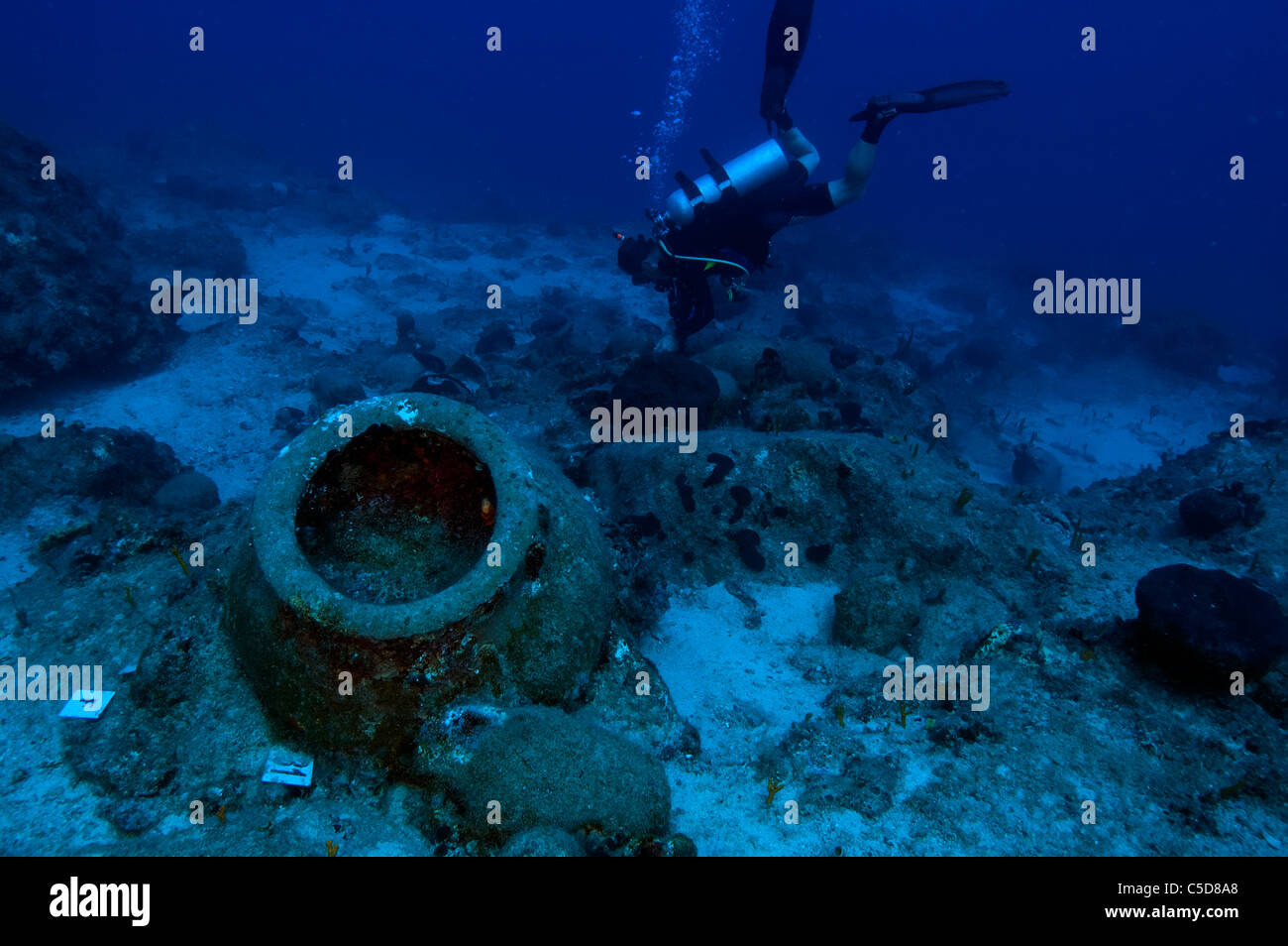 Diver in wreck hi-res stock photography and images - Alamy