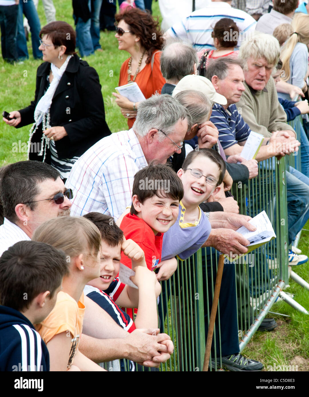 Crowd at horse race hi-res stock photography and images - Alamy