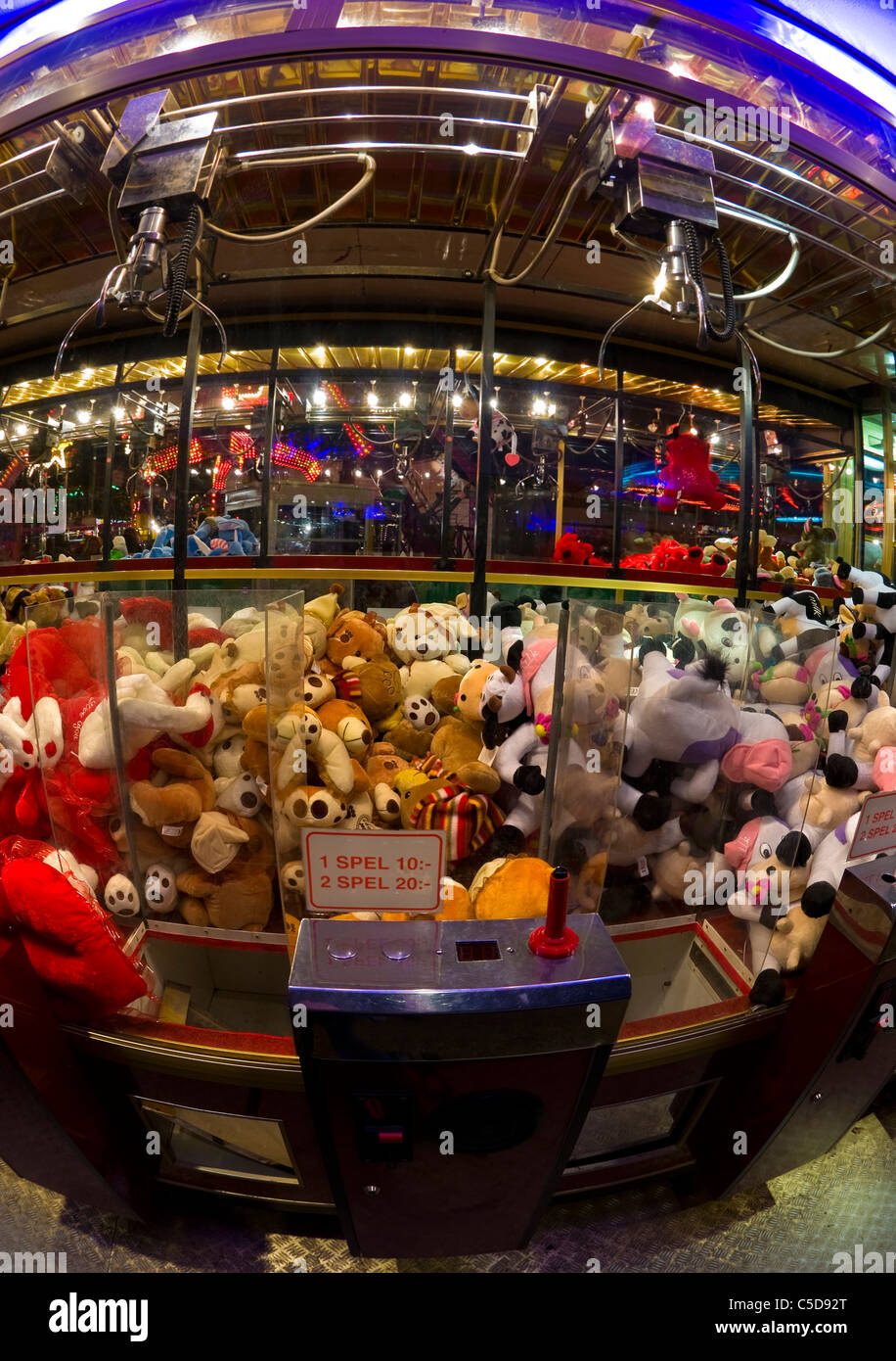 Funfair mirrors hi-res stock photography and images - Alamy