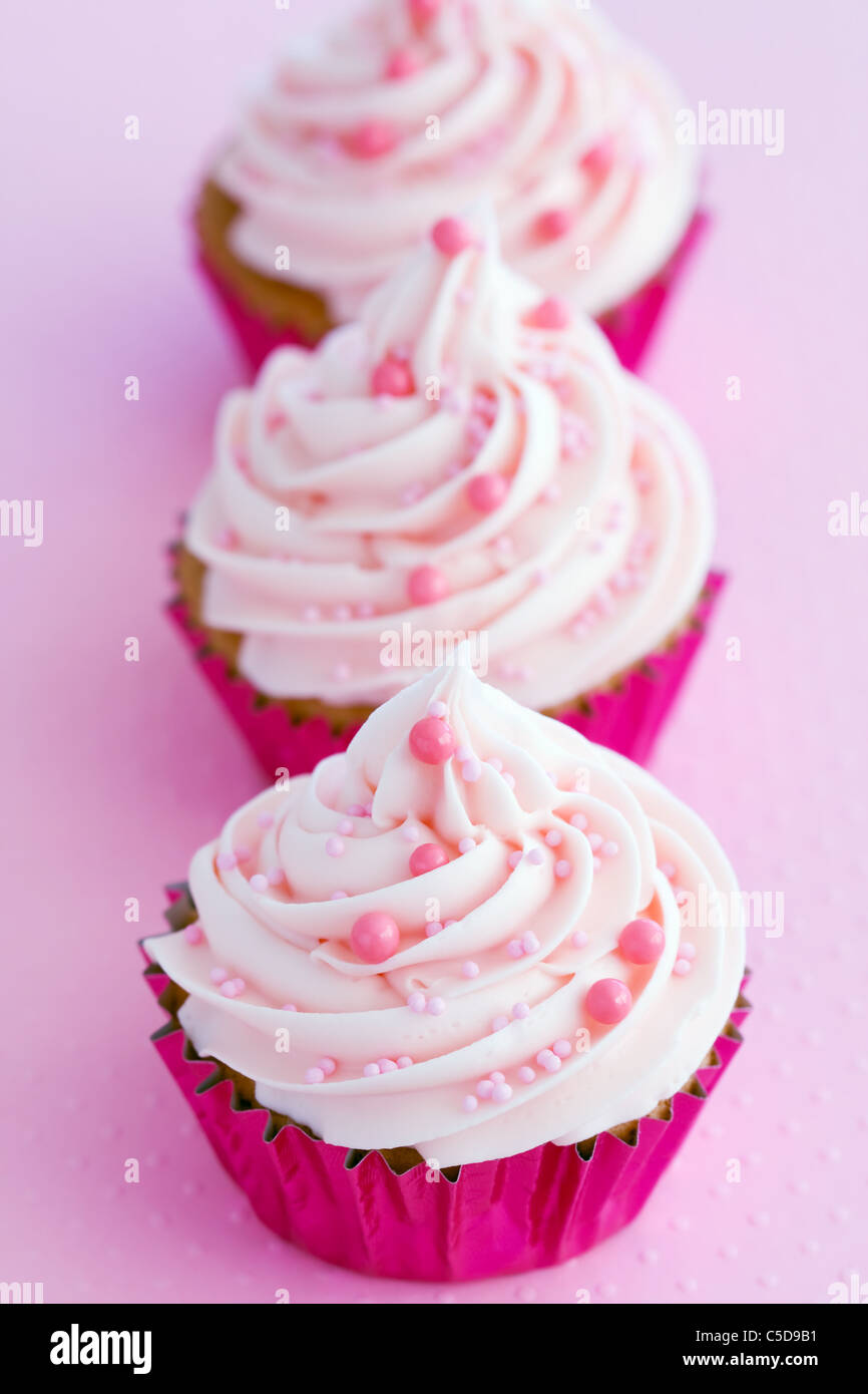 Row of cup cakes hi-res stock photography and images - Alamy