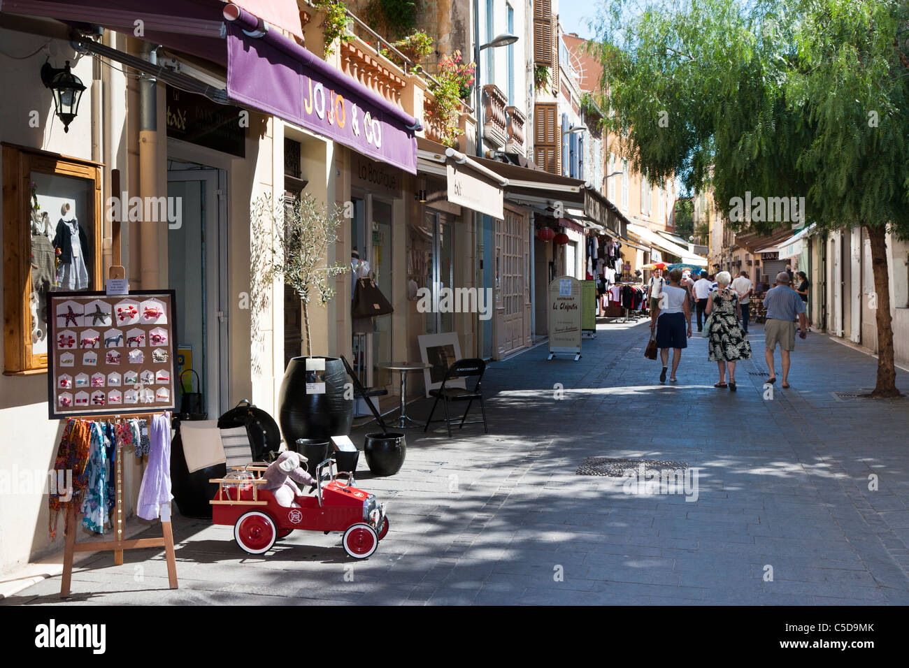 Summer street scene in Antibes, Cote d'Azure, France Stock Photo - Alamy
