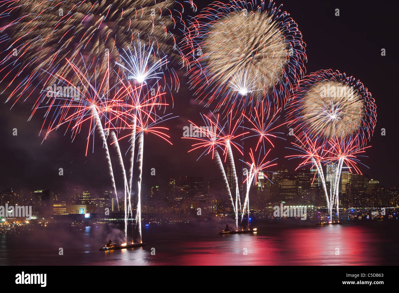 The Macy's 4th of July fireworks show lights the sky over Hudson River ...