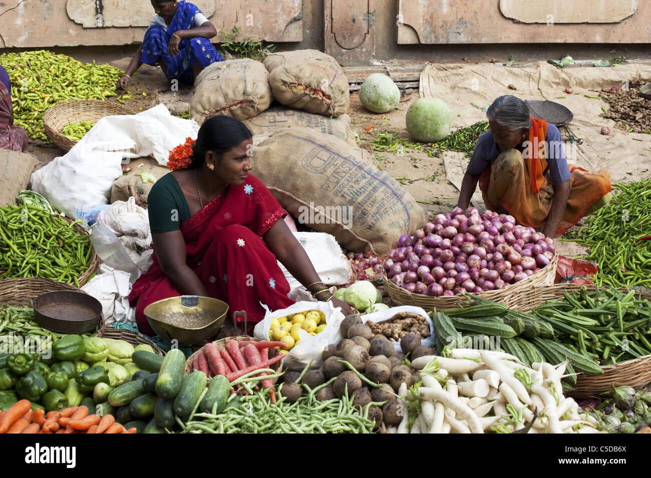 Indian street market sellers Stock Photo - Alamy