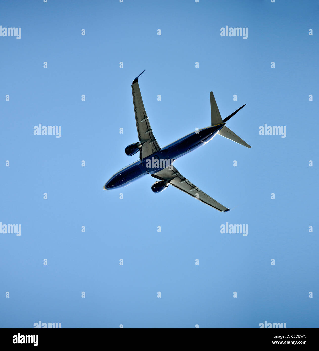 Flying plane underside view hi-res stock photography and images - Alamy