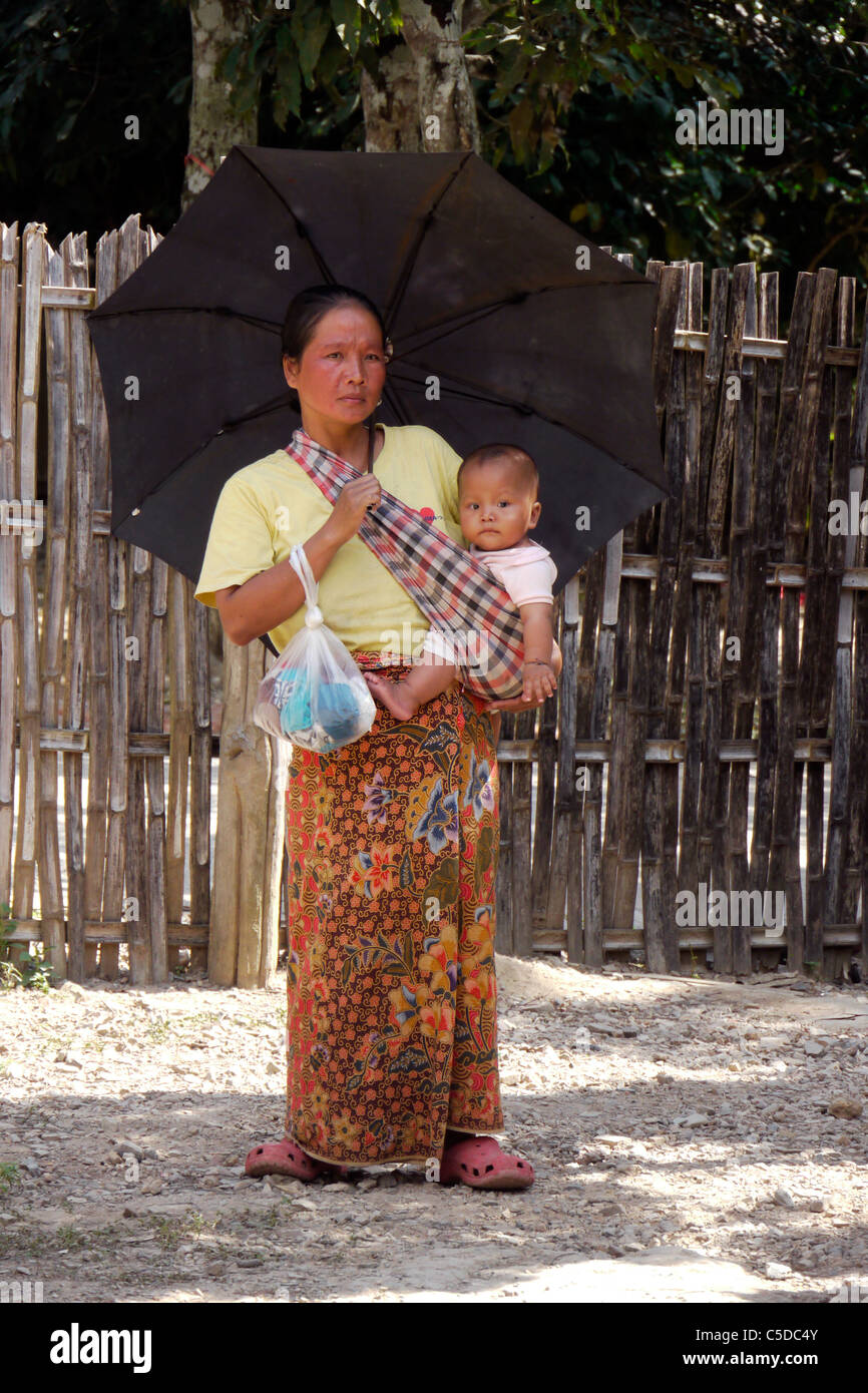 Baby mother village tribe hi-res stock photography and images - Alamy