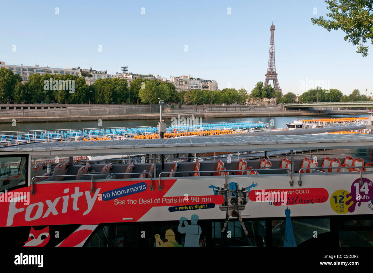 Bus touristique paris hi-res stock photography and images - Alamy
