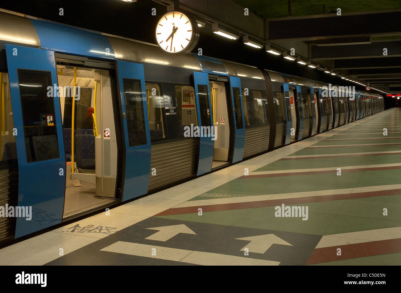 Train at railway station platform hi-res stock photography and images ...