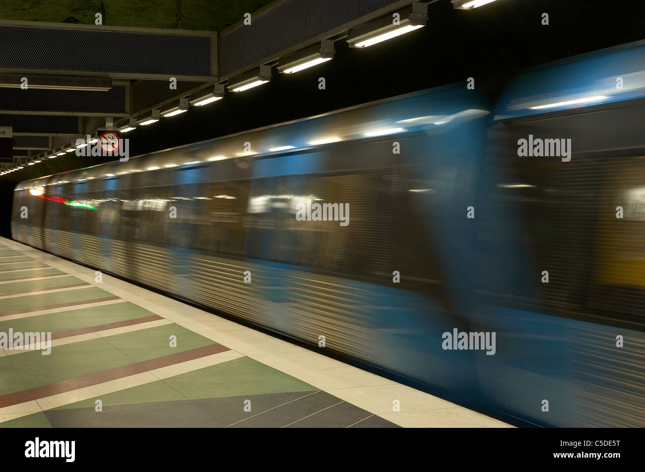 Commuter train platform hi-res stock photography and images - Alamy