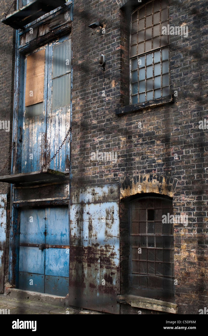 Abandoned warehouse hi-res stock photography and images - Alamy