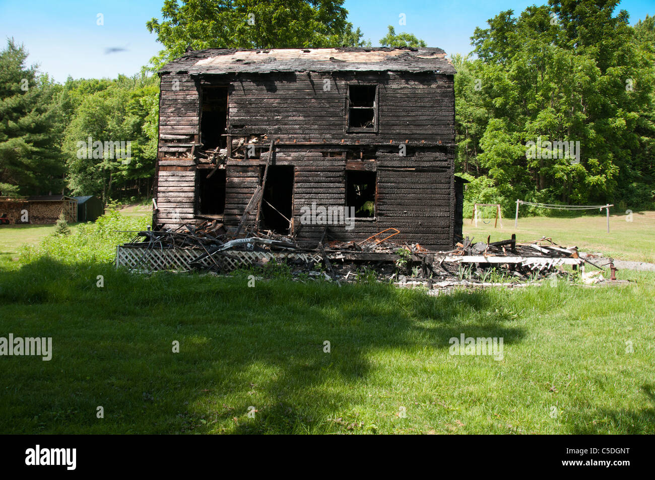 Burned house hi-res stock photography and images - Alamy