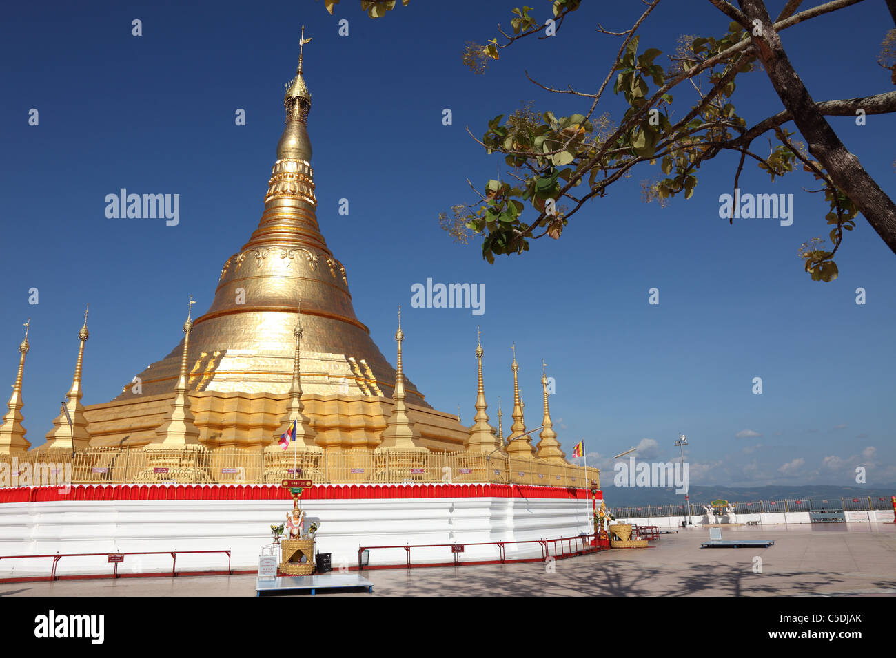 "Mini Shwedagon" pagoda at Tachilek, Burma (Myanmar Stock Photo - Alamy