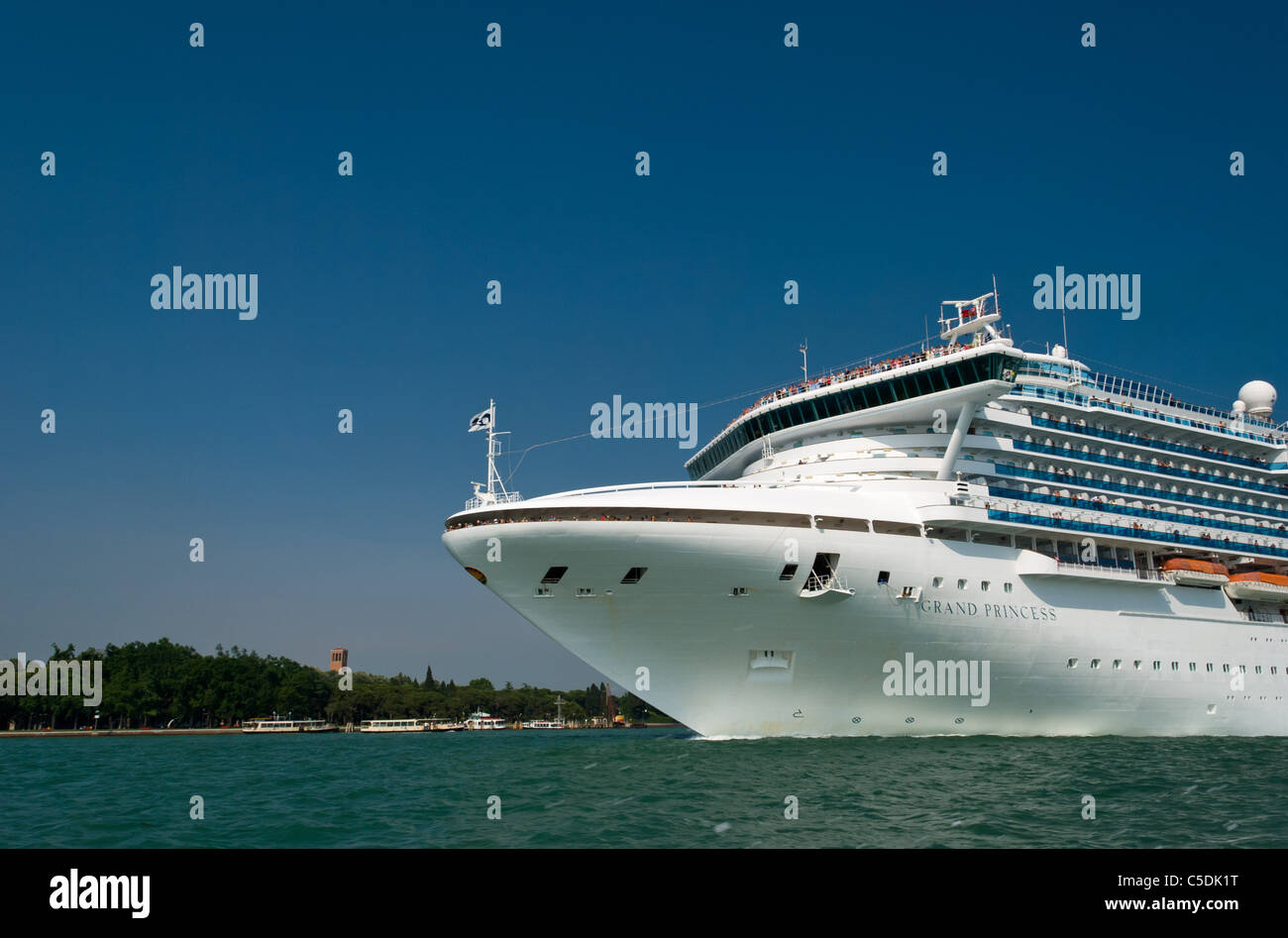 Cruise ship in Venice Stock Photo - Alamy