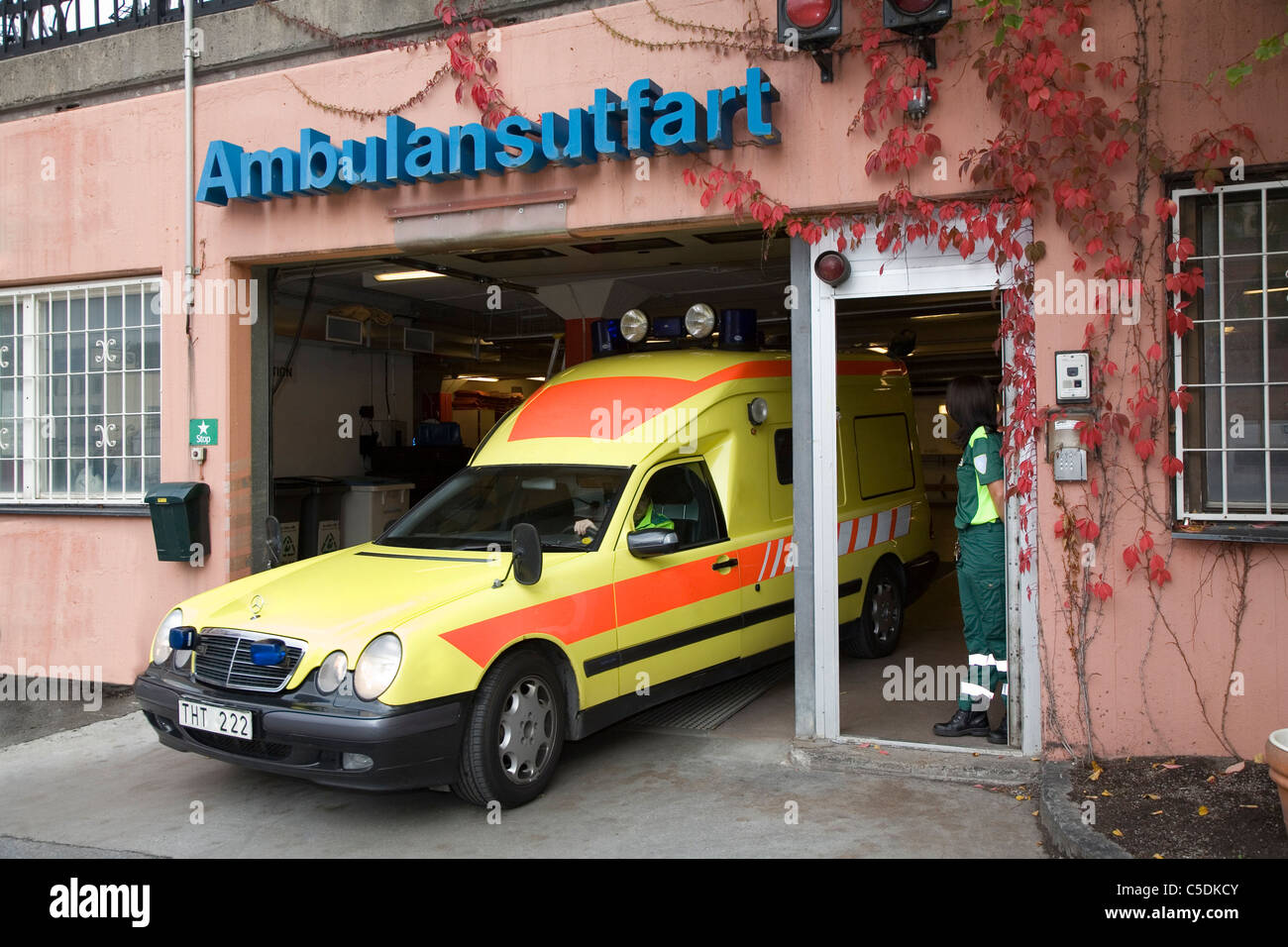 Ambulance personnel hi-res stock photography and images - Alamy