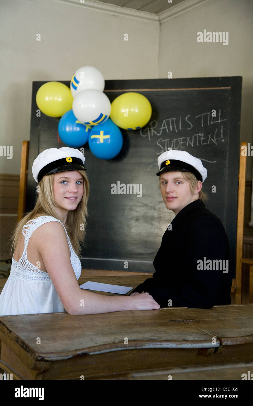 Two graduation hats hi-res stock photography and images - Alamy