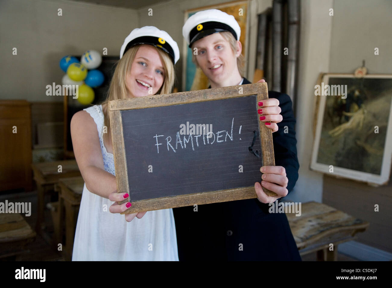 Two graduation hats hi-res stock photography and images - Alamy