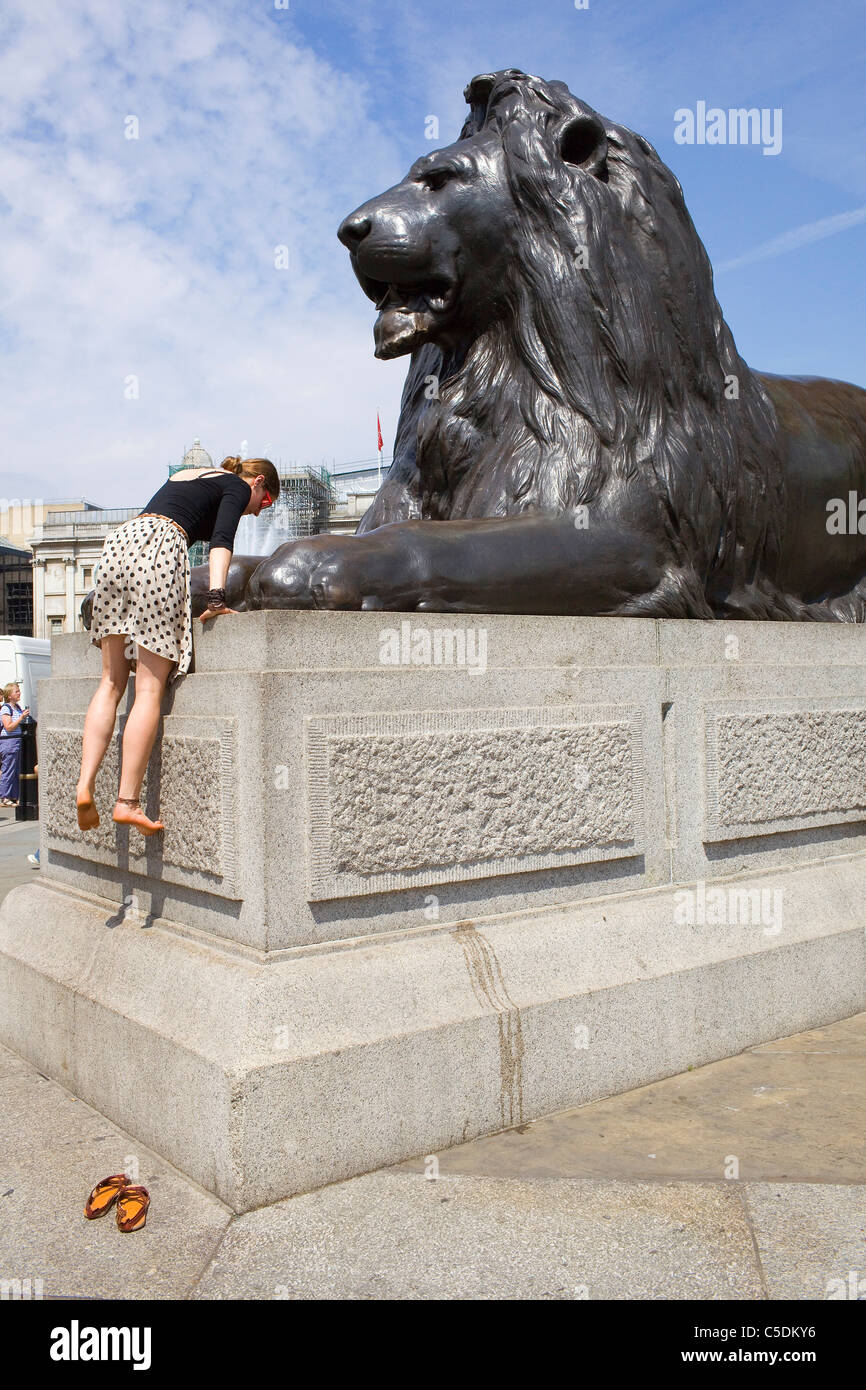 Statue of woman without shoes hi-res stock photography and images - Alamy