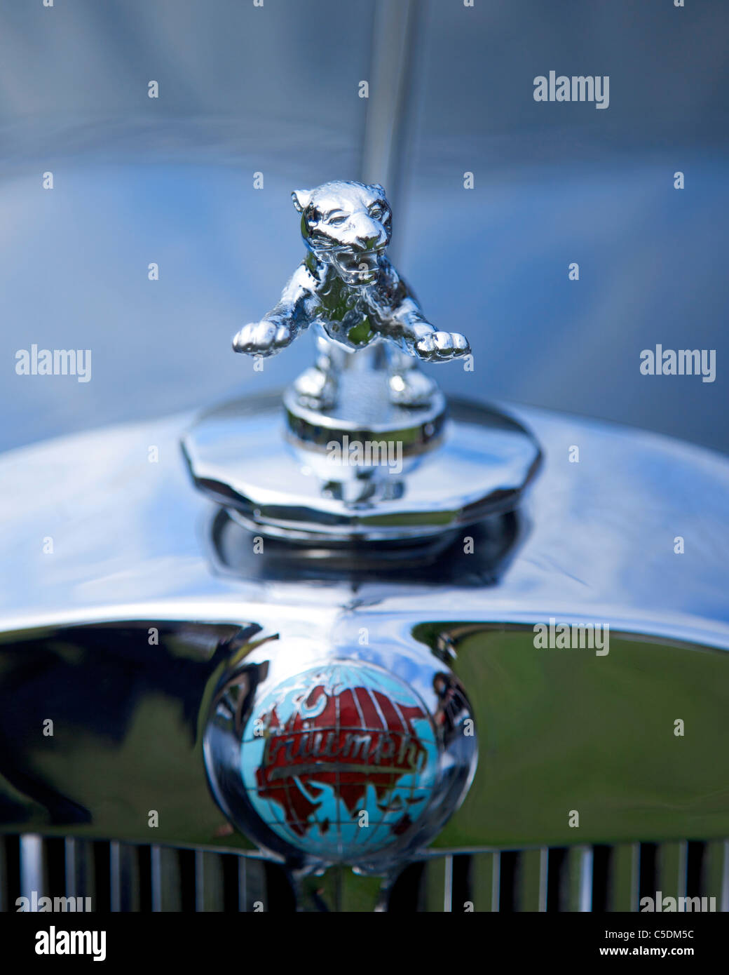 Triumph car badge hi-res stock photography and images - Alamy