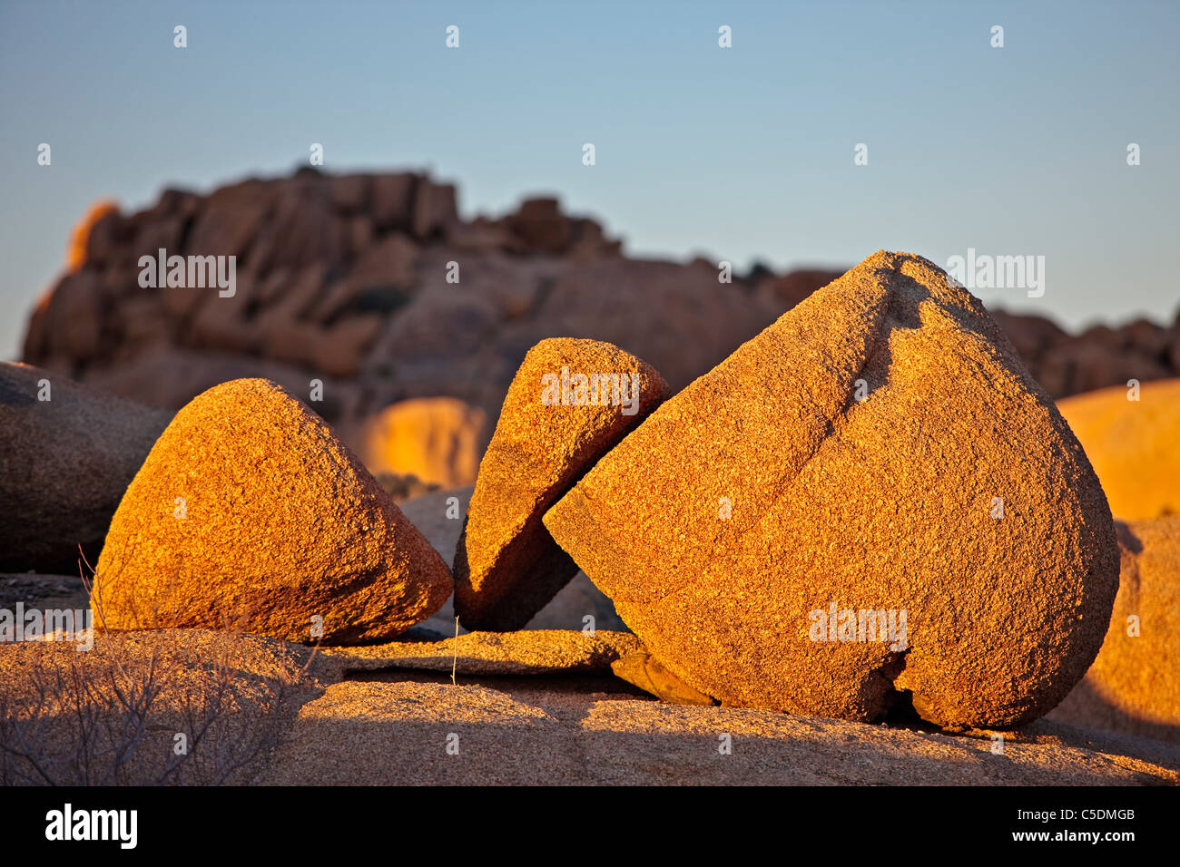 Split rock, Joshua Tree National Park, Mojave Desert, California, USA ...