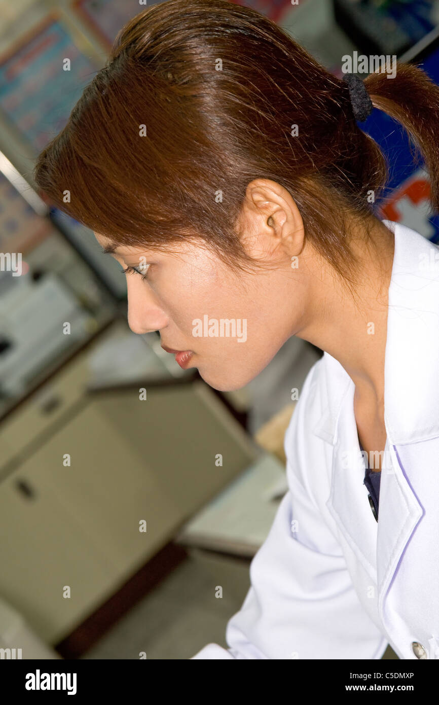 Young woman in laboratory Stock Photo - Alamy