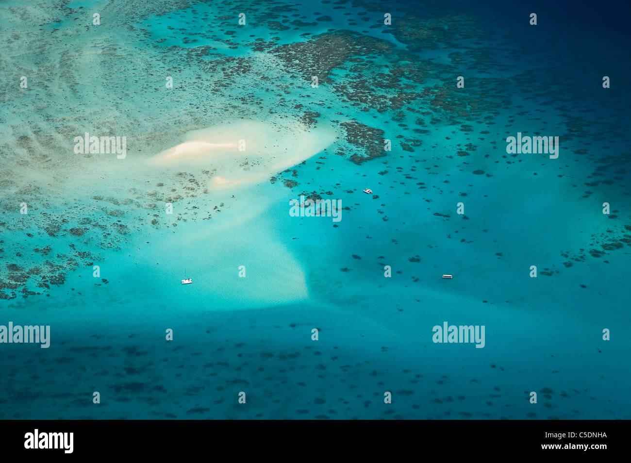 Upolu Cay and Dive Boats, Upolu Cay National Park, Great Barrier Reef ...