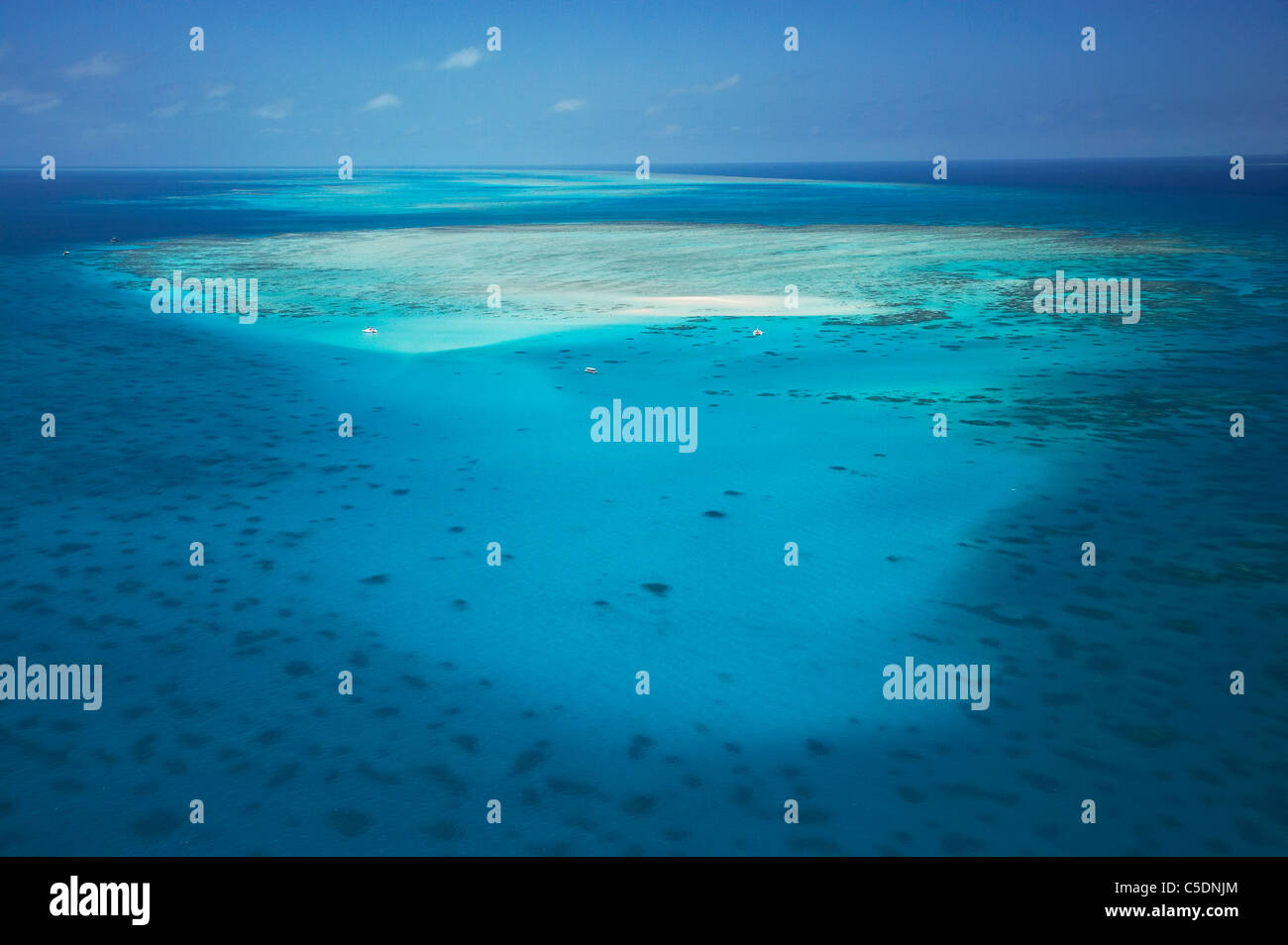 Upolu Cay and Dive Boats, Upolu Cay National Park, Great Barrier Reef ...