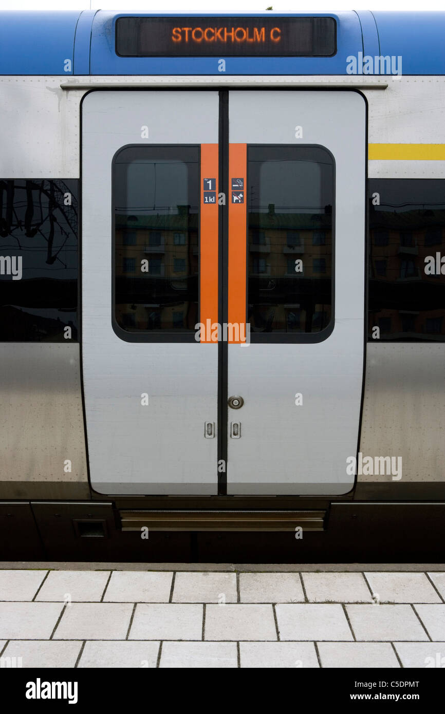 Train doors closed hi-res stock photography and images - Alamy