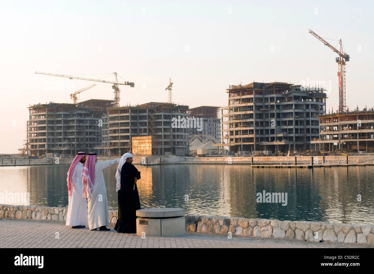 Arab men in traditional dress hi-res stock photography and images - Alamy