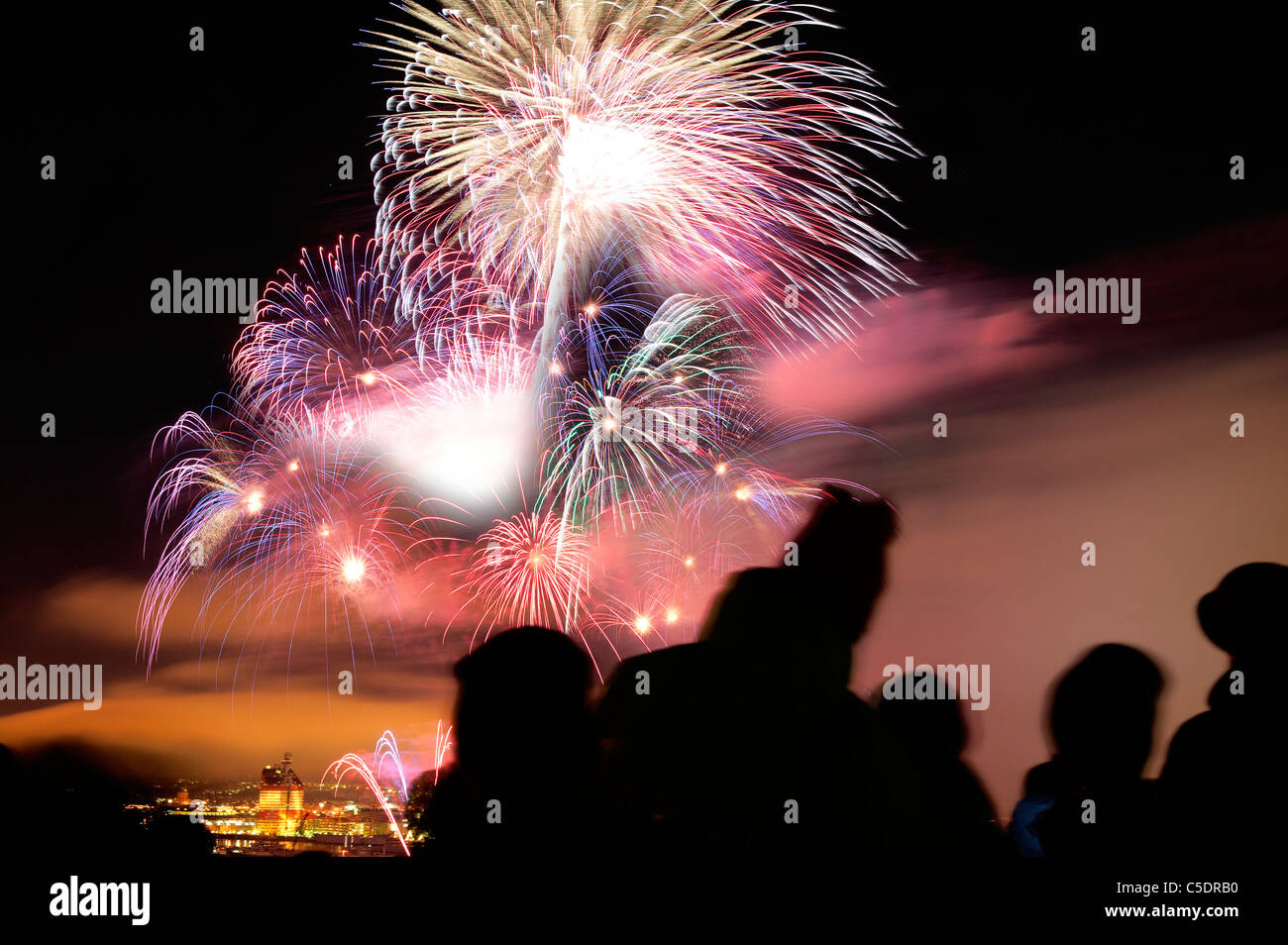 People enjoying fireworks hi-res stock photography and images - Alamy
