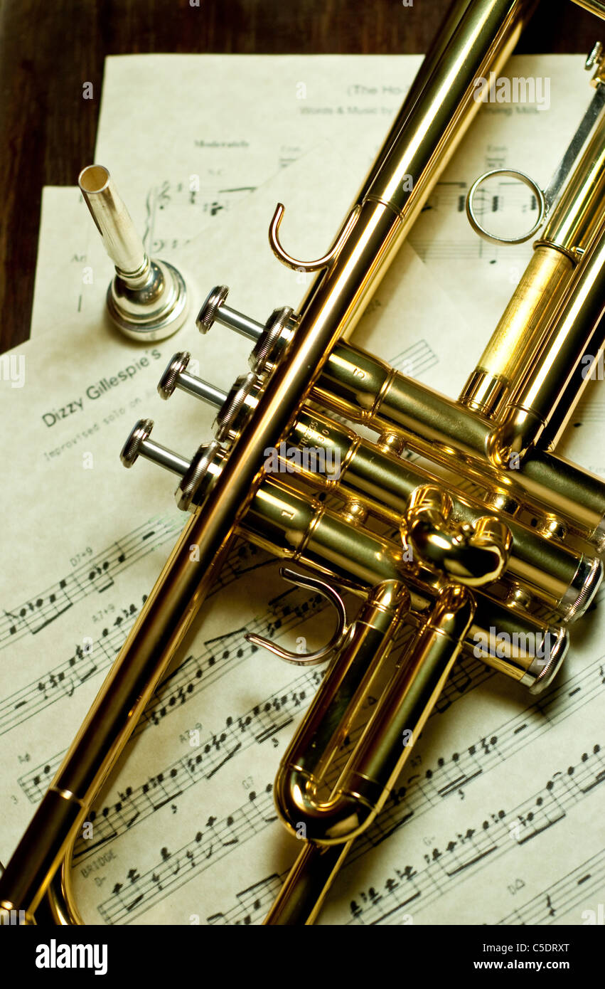 Trumpet on sheet music hi-res stock photography and images - Alamy