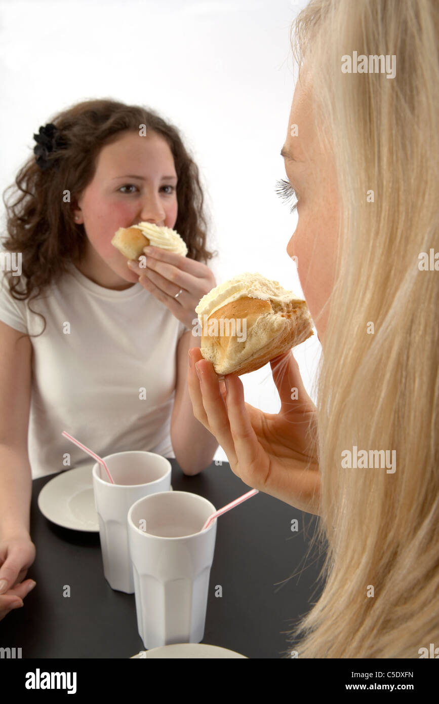 Cream buns studio hi-res stock photography and images - Alamy