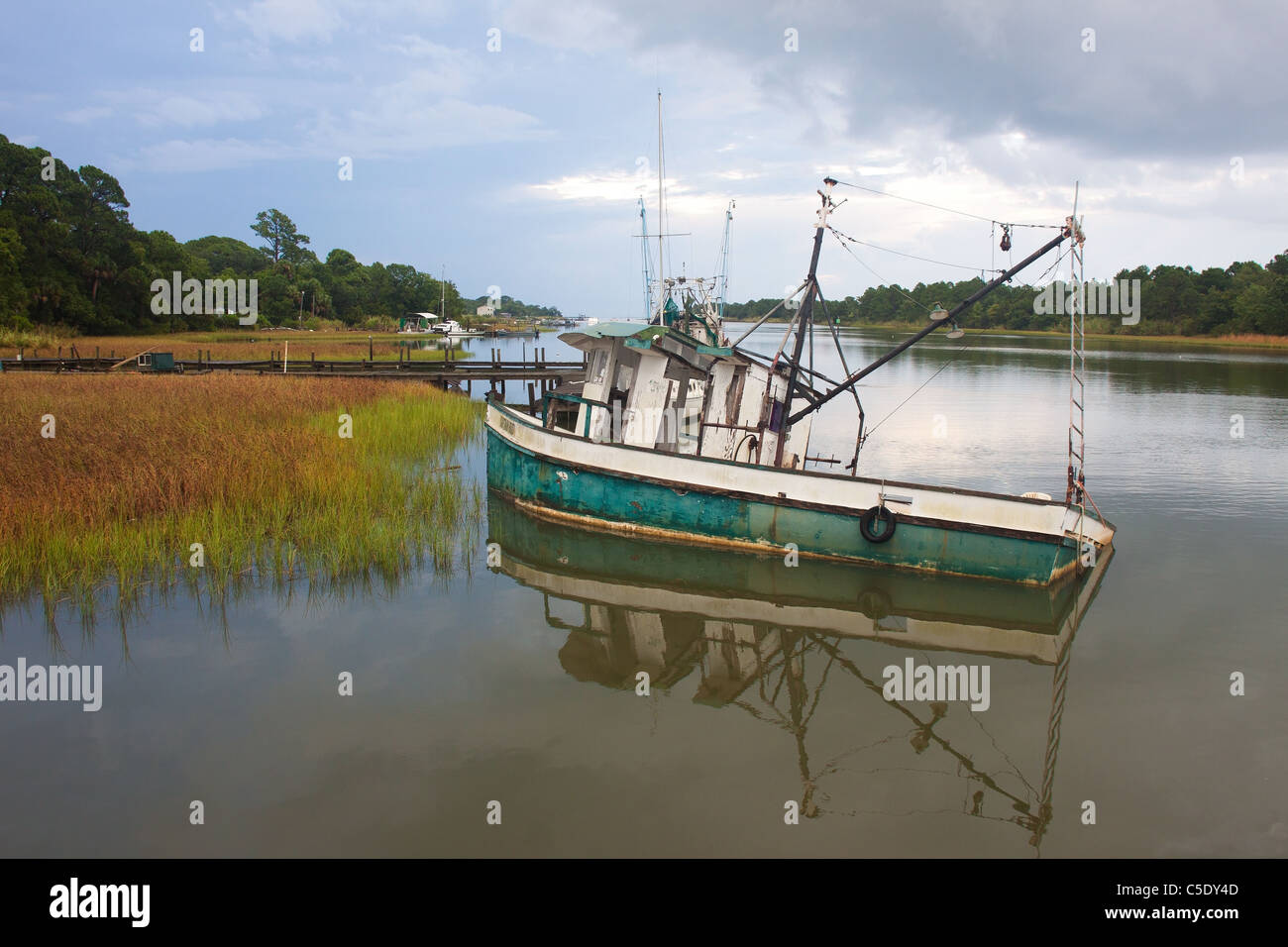 Idle boat hi-res stock photography and images - Alamy
