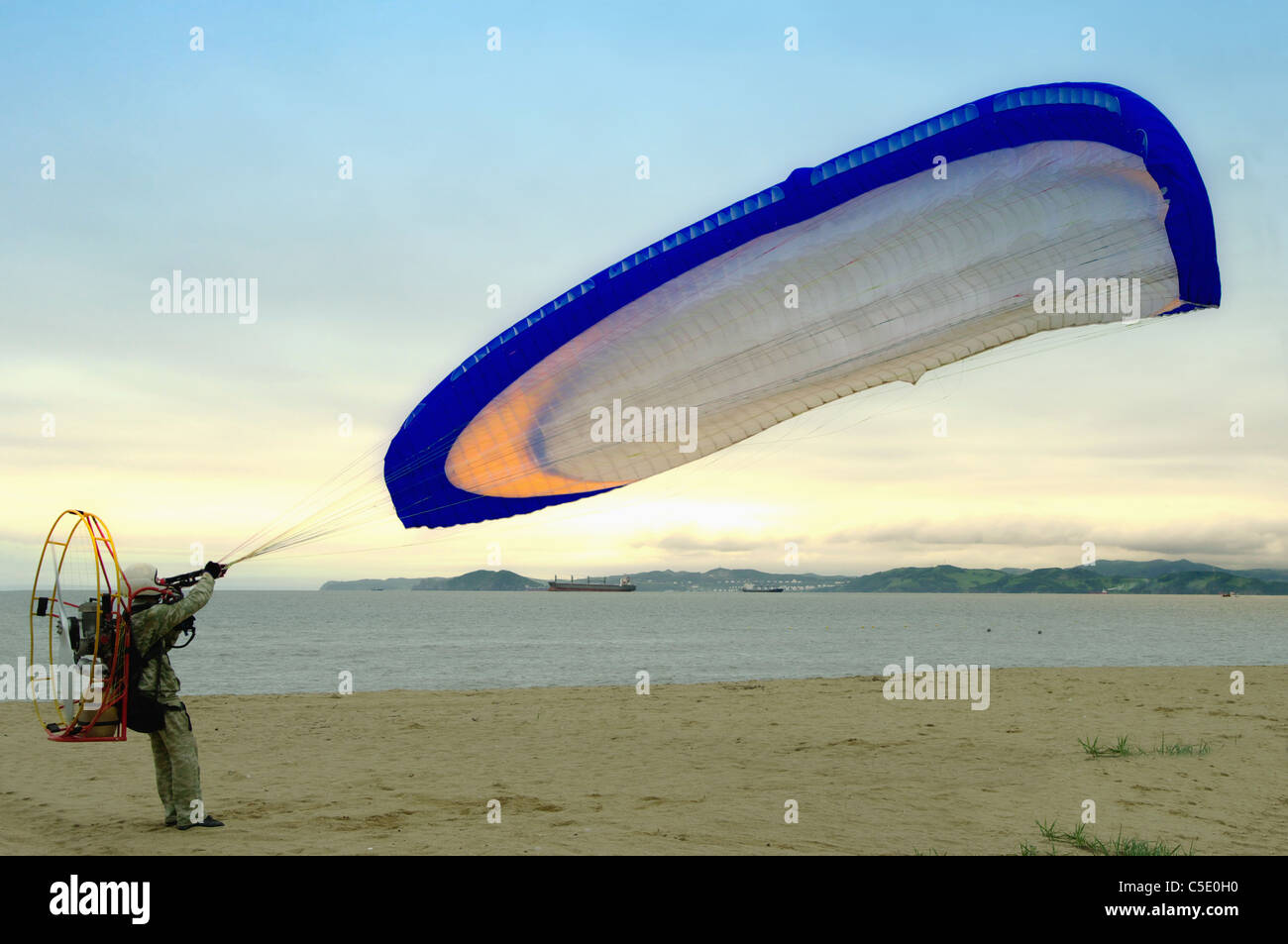 preparation for flight a paraplane over the earth Stock Photo - Alamy