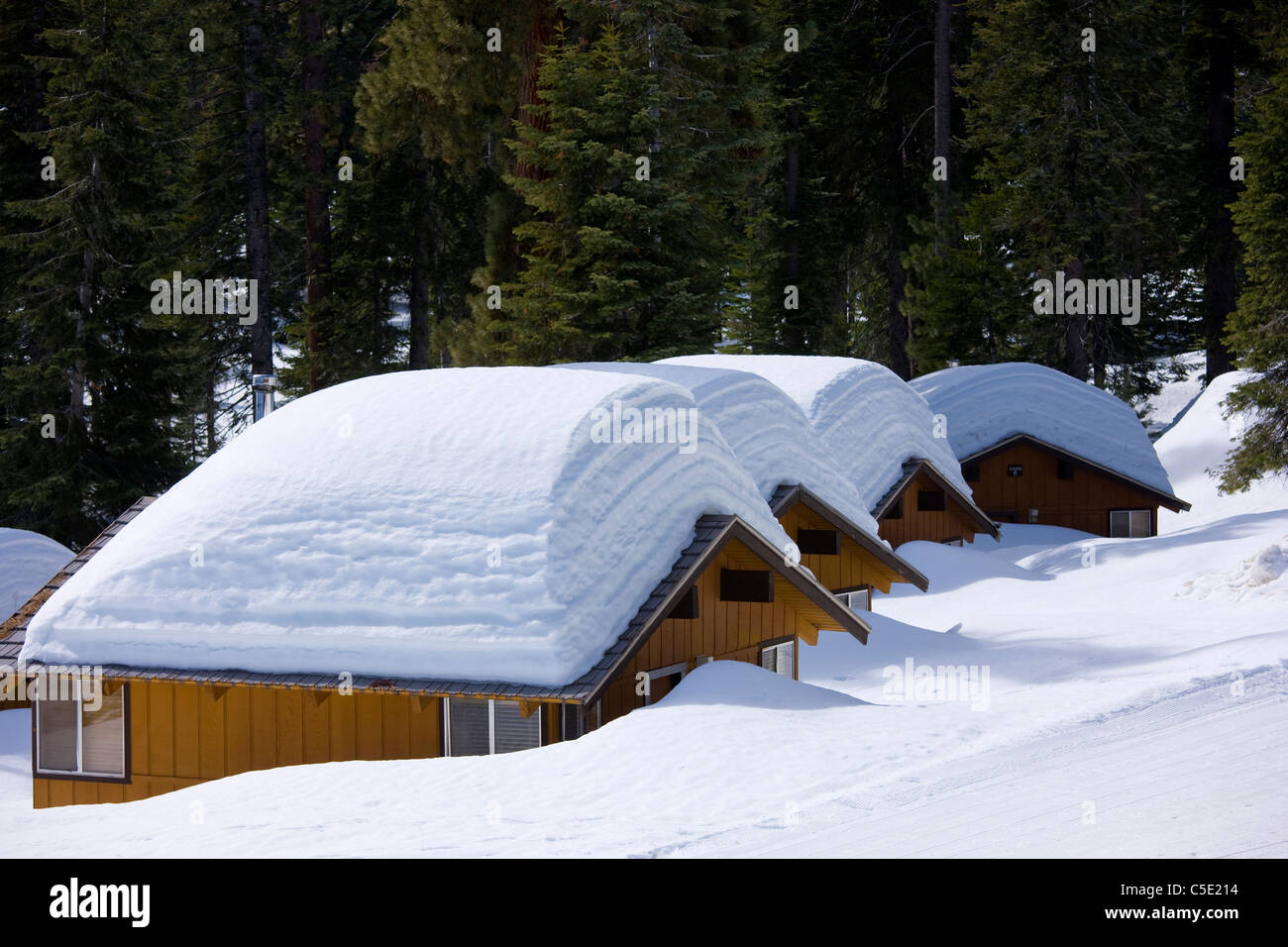 Snow on house hi-res stock photography and images - Alamy