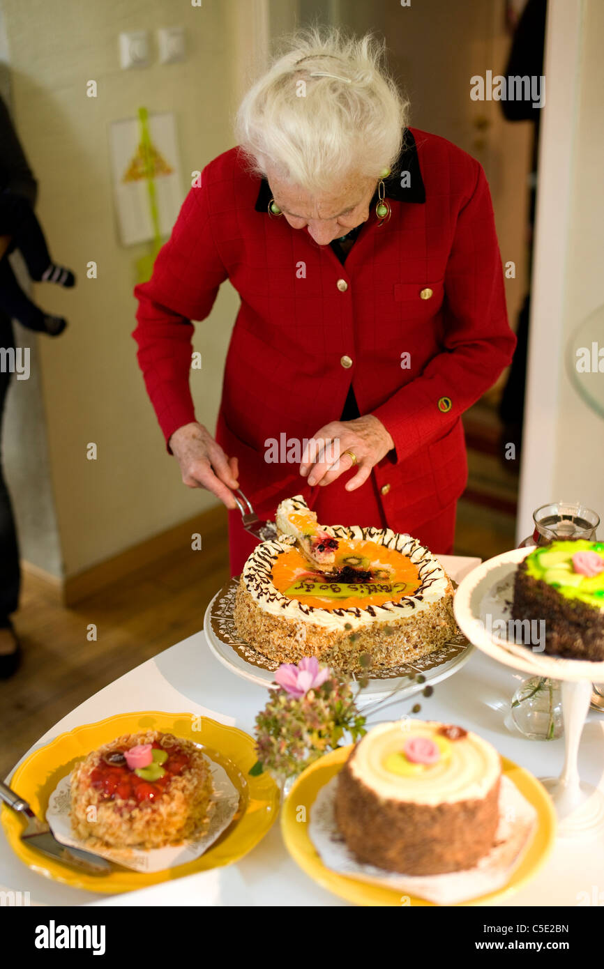 Cutting cakes hi-res stock photography and images - Alamy