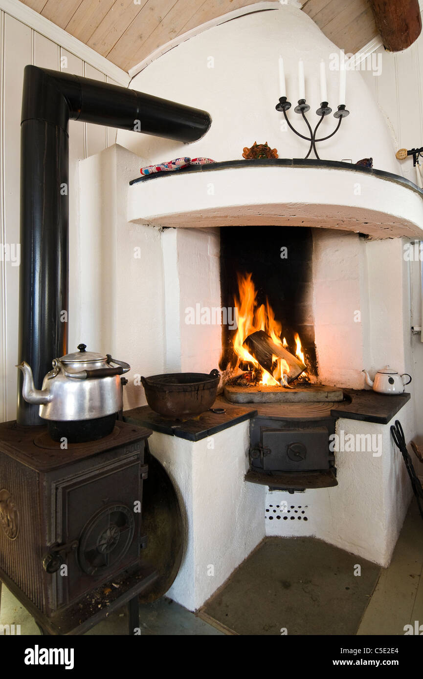 Black kettle fireplace hi-res stock photography and images - Alamy