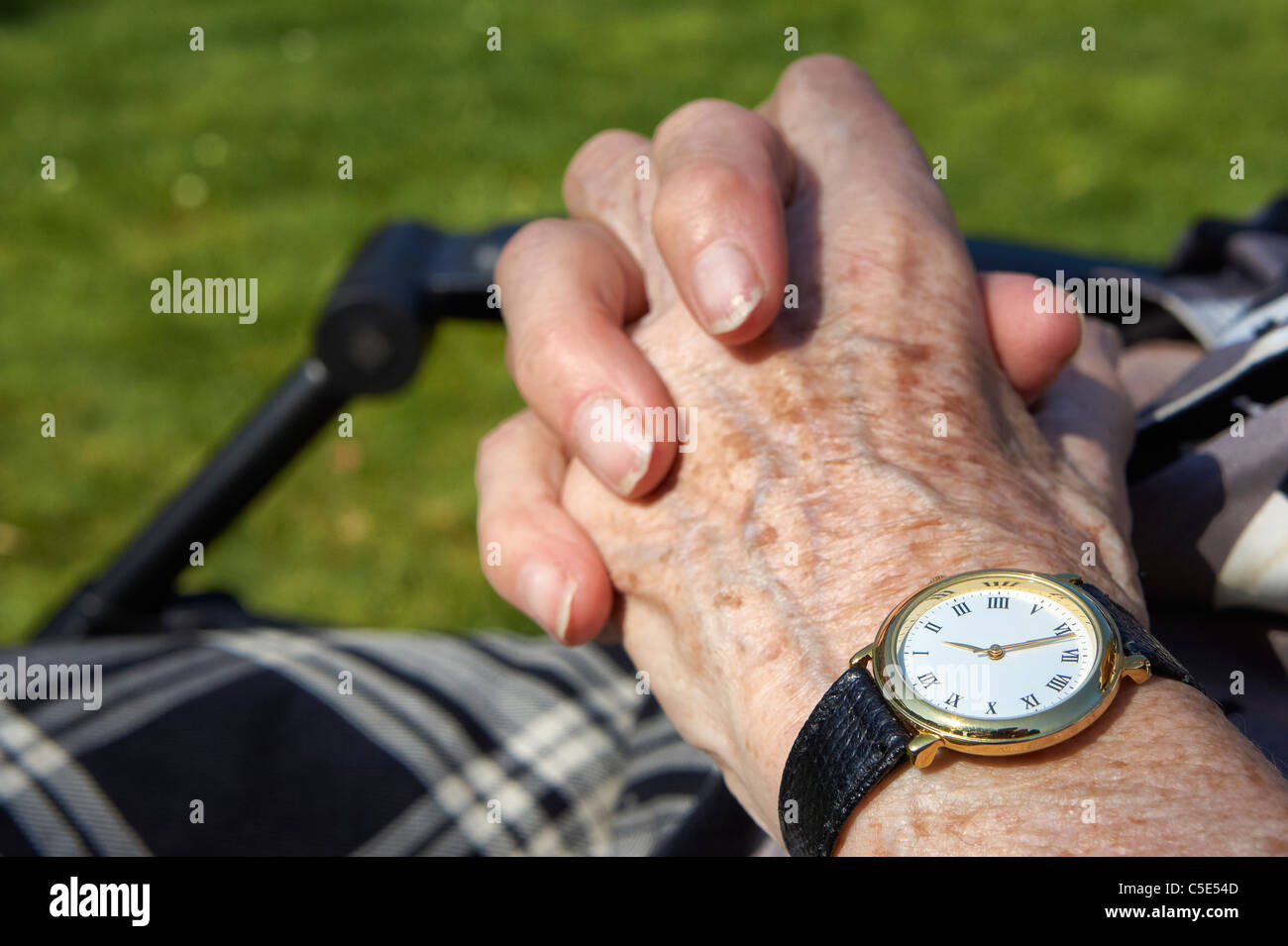 Senior womans clasped hands hi-res stock photography and images - Alamy