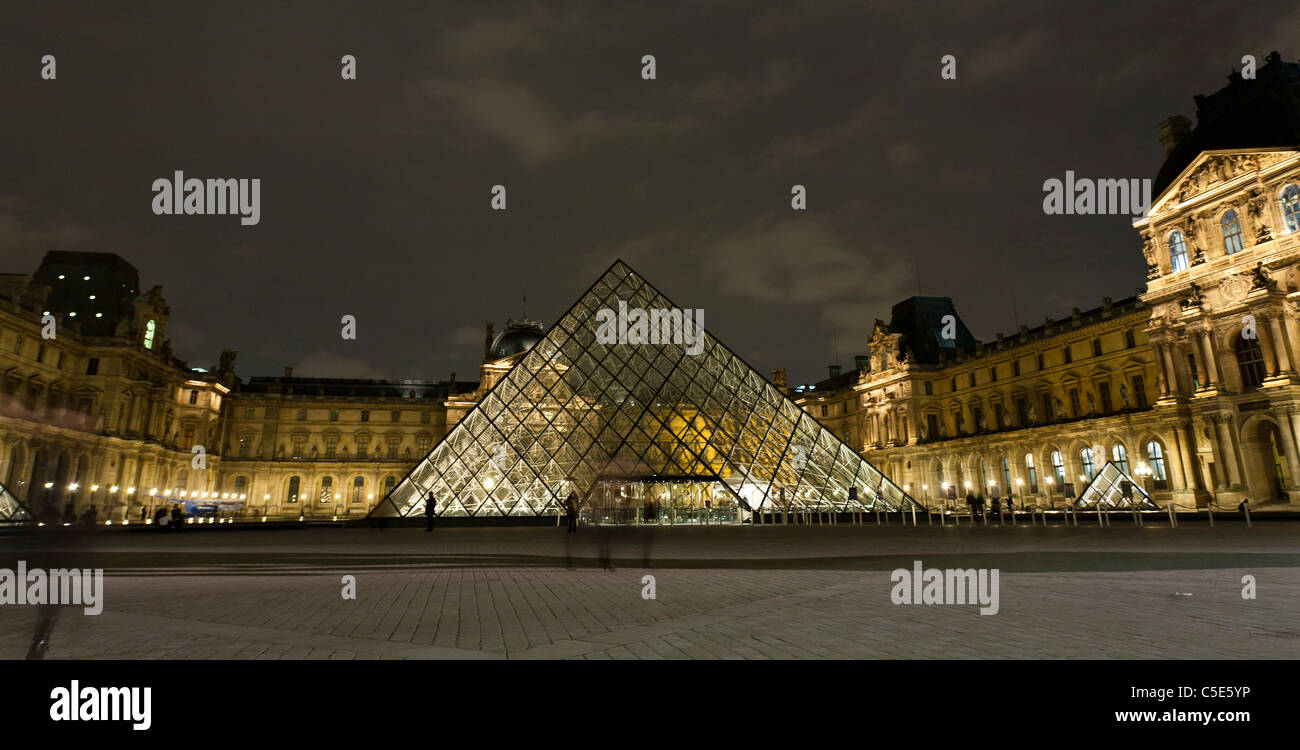 Louvre night hi-res stock photography and images - Alamy