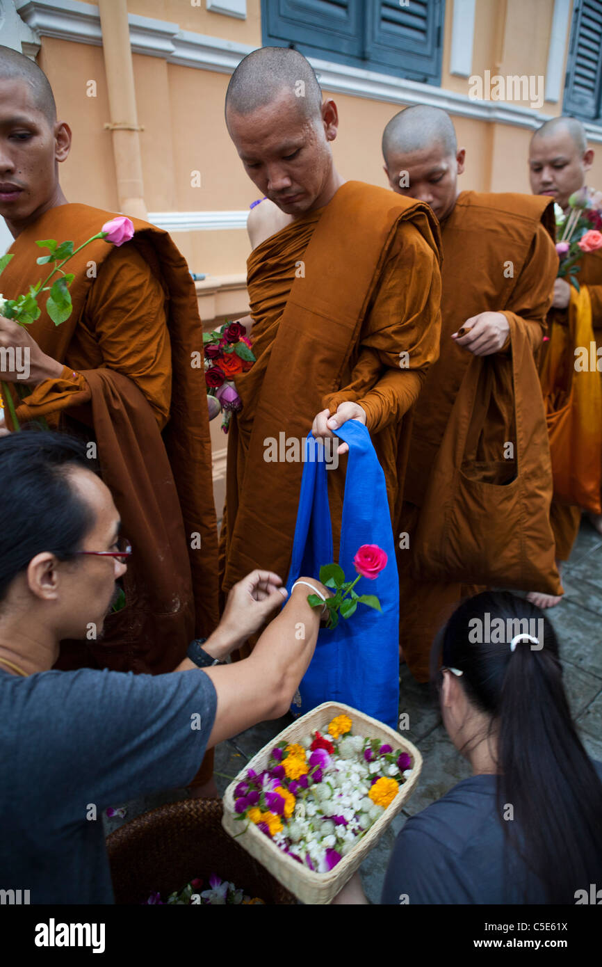 Thai buddhist monk ceremony hi-res stock photography and images - Alamy
