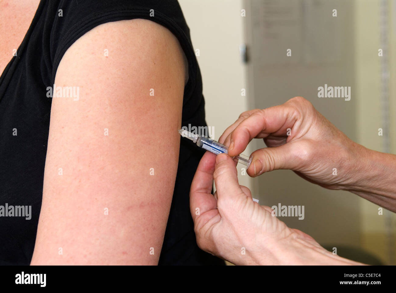 Injecting arm hypodermic hi-res stock photography and images - Alamy