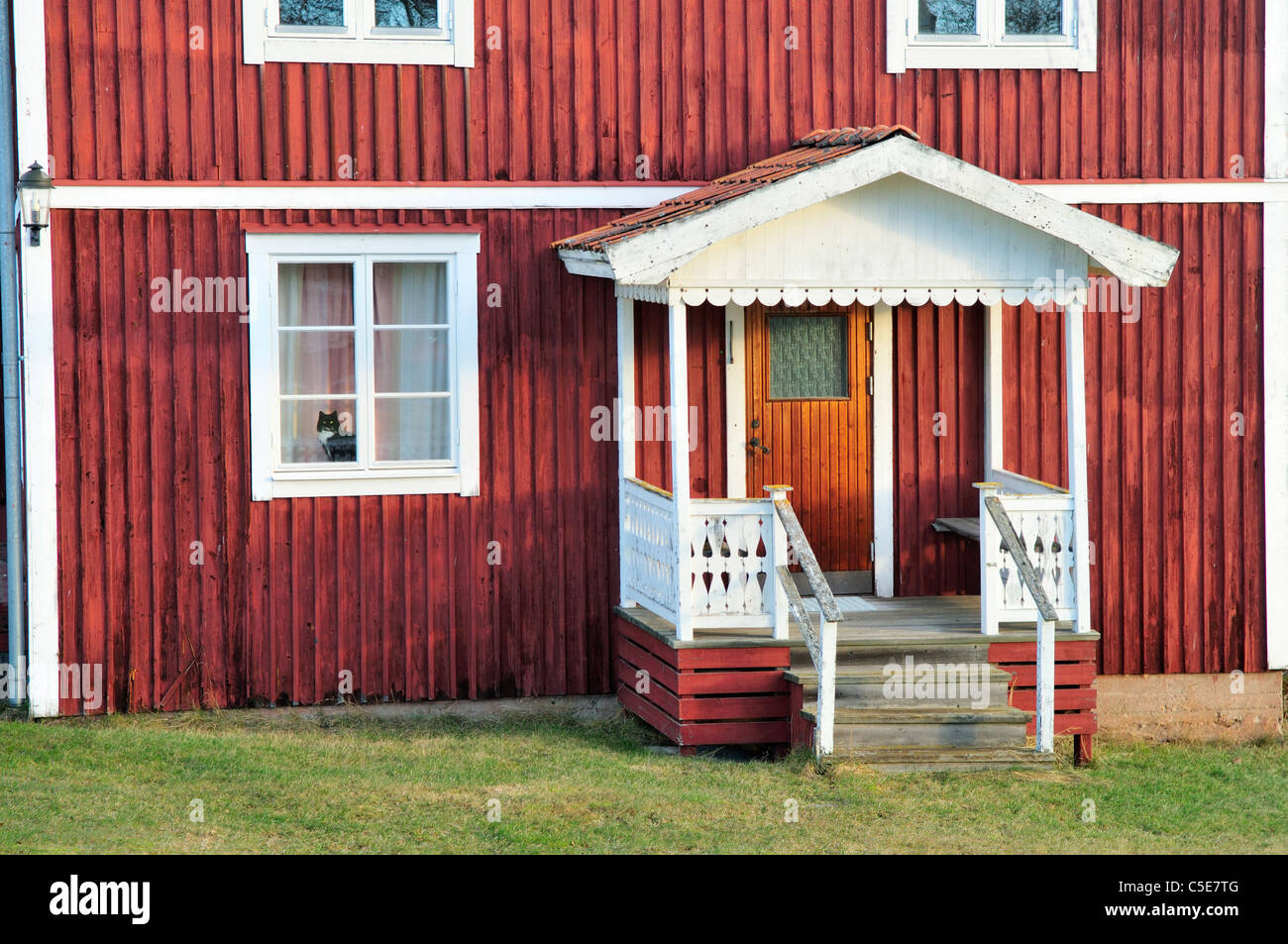 White cottage red roof hi-res stock photography and images - Alamy